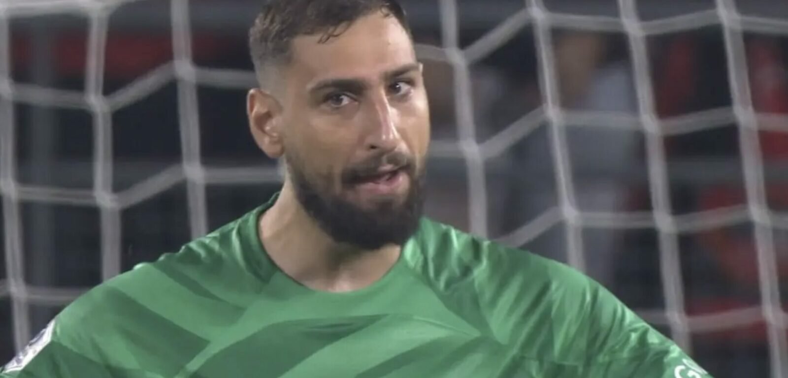 PSG shows Donnarumma the door