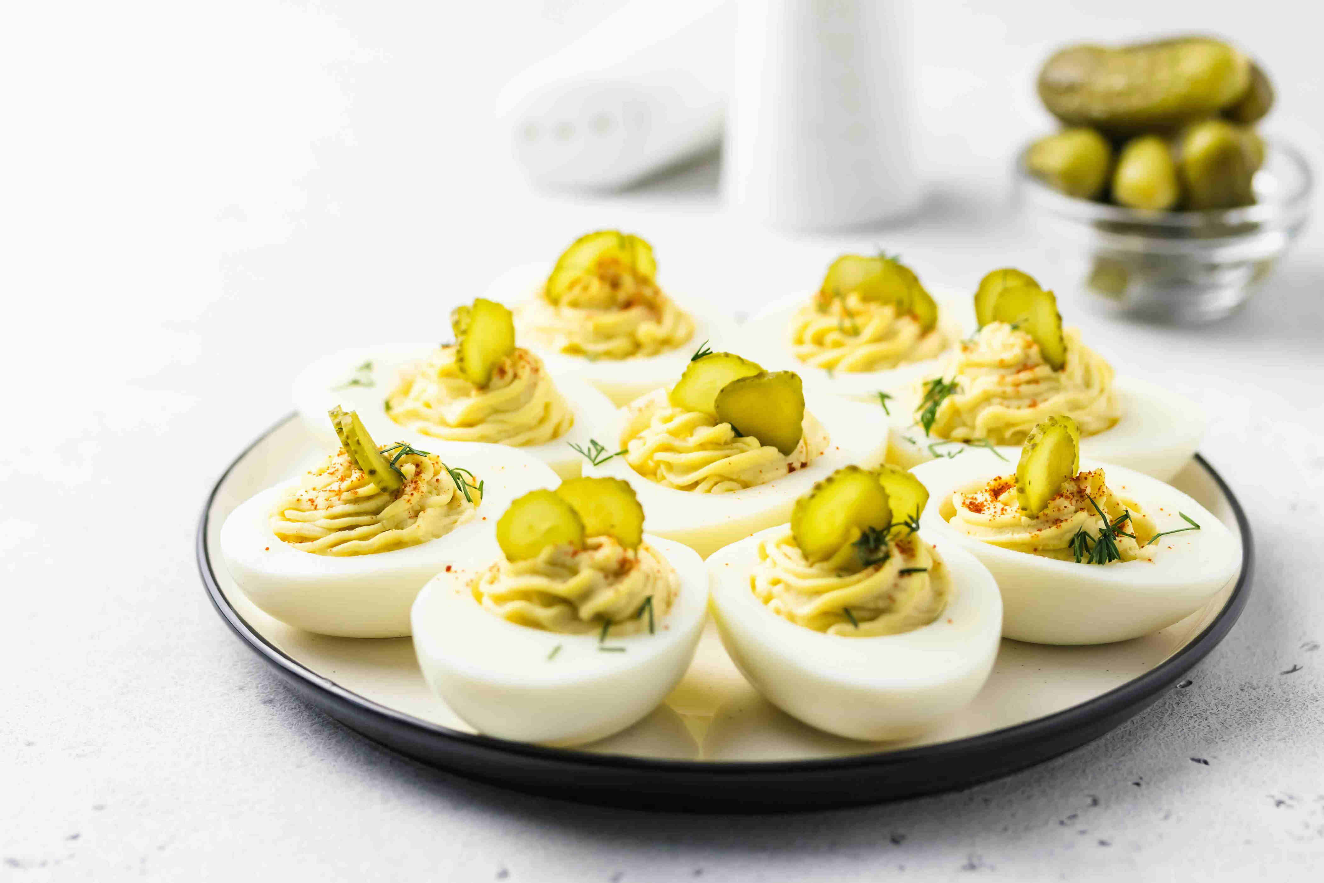 Heerlijk hapje: gevulde eieren met mosterd en augurk