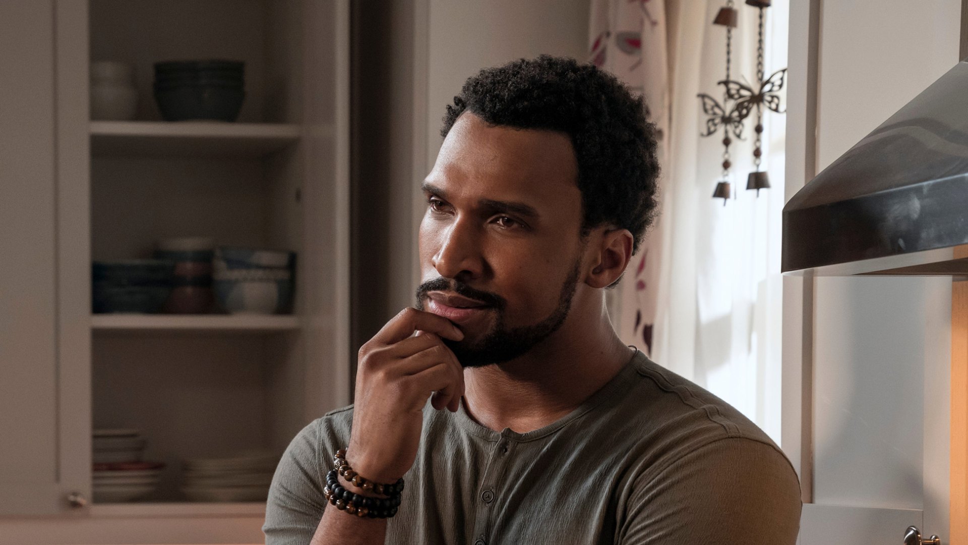 'Ginny and Georgia' Fans Have a Bizarre Theory That 1 Character Is AI