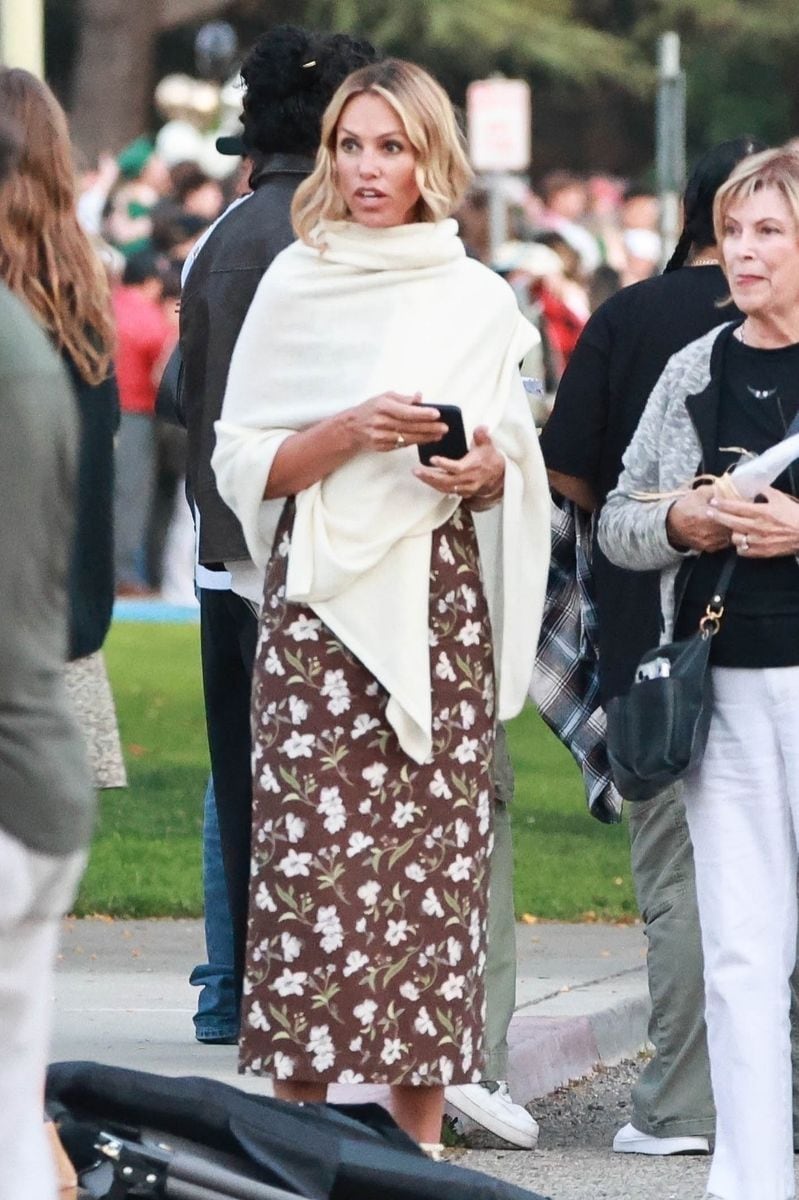 Kevin Costner and Christine Baumgartner reunite but keep their distance