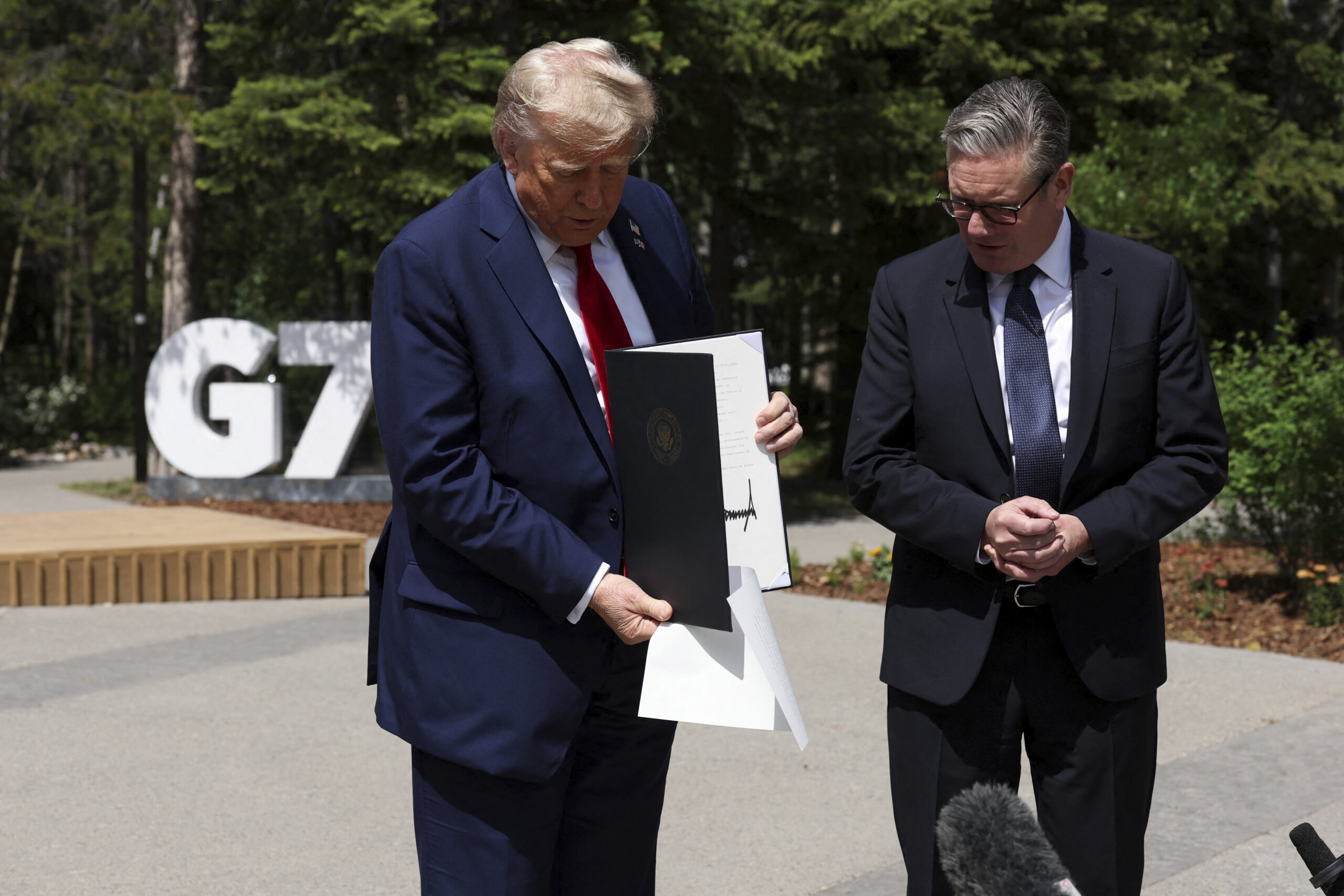 Trump Drops Papers He Just Signed and Mistakenly Refers to the U.K. as ...