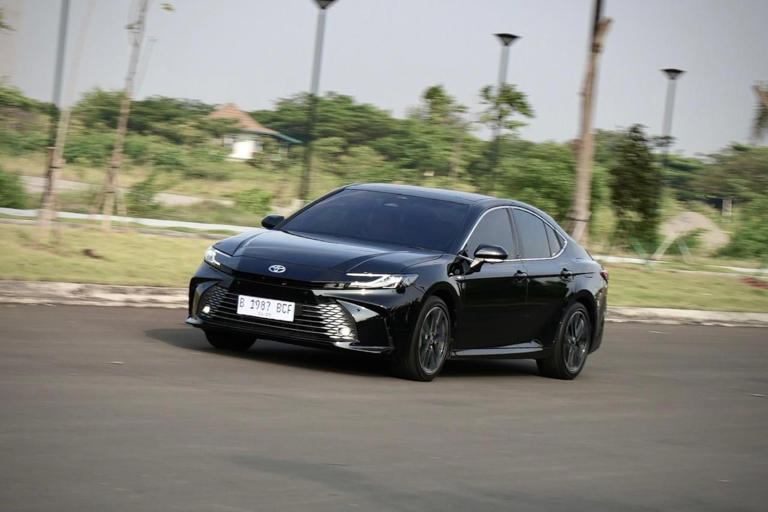 Ganteng-ganteng Serigala, Performa Toyota Camry Hybrid Cukup Ganas