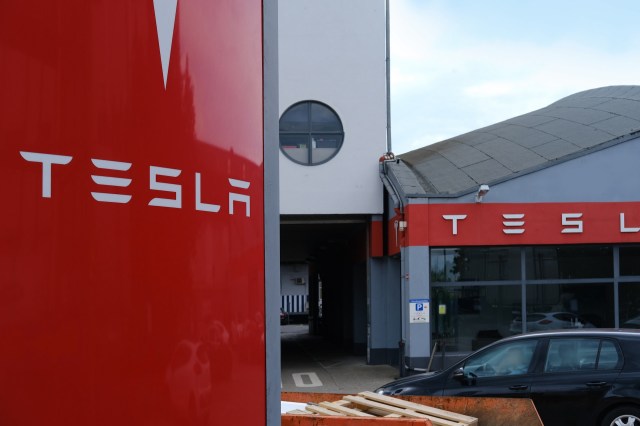 Tesla fights to keep records about robotaxi service hidden from public ...