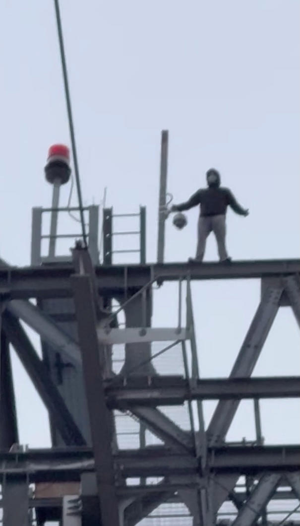 Mysterious hooded figure scales 250-foot-high Roosevelt Island Tram ...