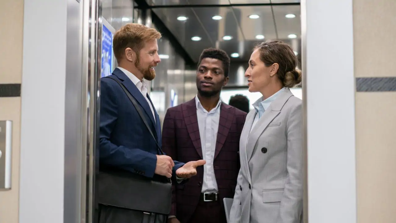 Las personas que ceden el paso a los demás antes de salir del ascensor ...