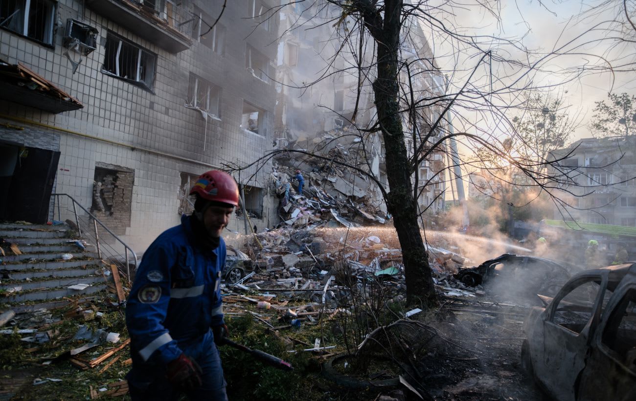 Russia destroys 9-story building in Kyiv with direct missile strike ...