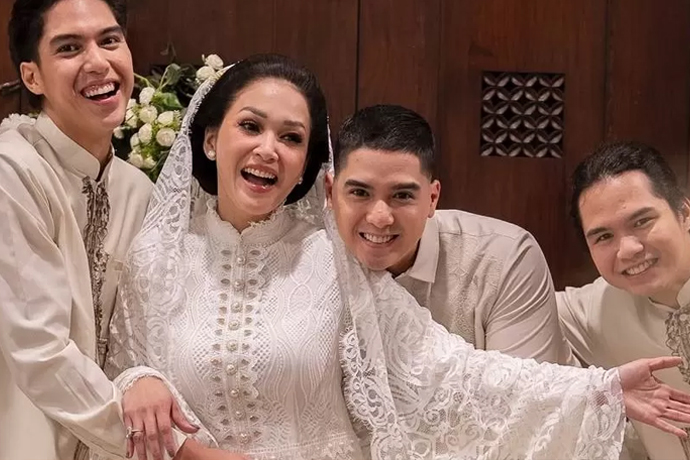 Bikin Haru! Maia Estianty Beri Senyuman Tulus ke Anak Mulan Jameela