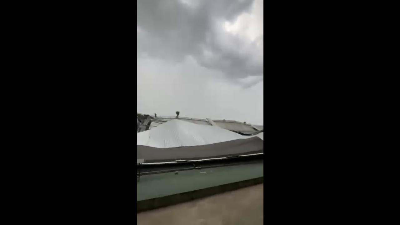 Players flee as pickleball court collapses during storm in Vietnam