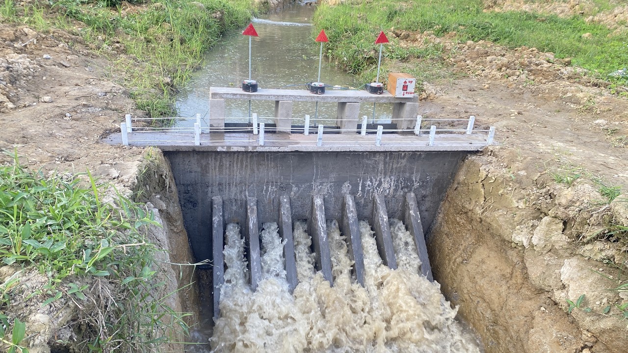 Build a small dam with 6 powerful water outlets
