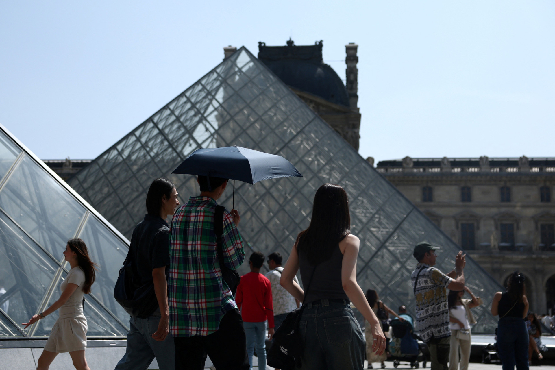 Louvre shuts down amid unplanned staff strike