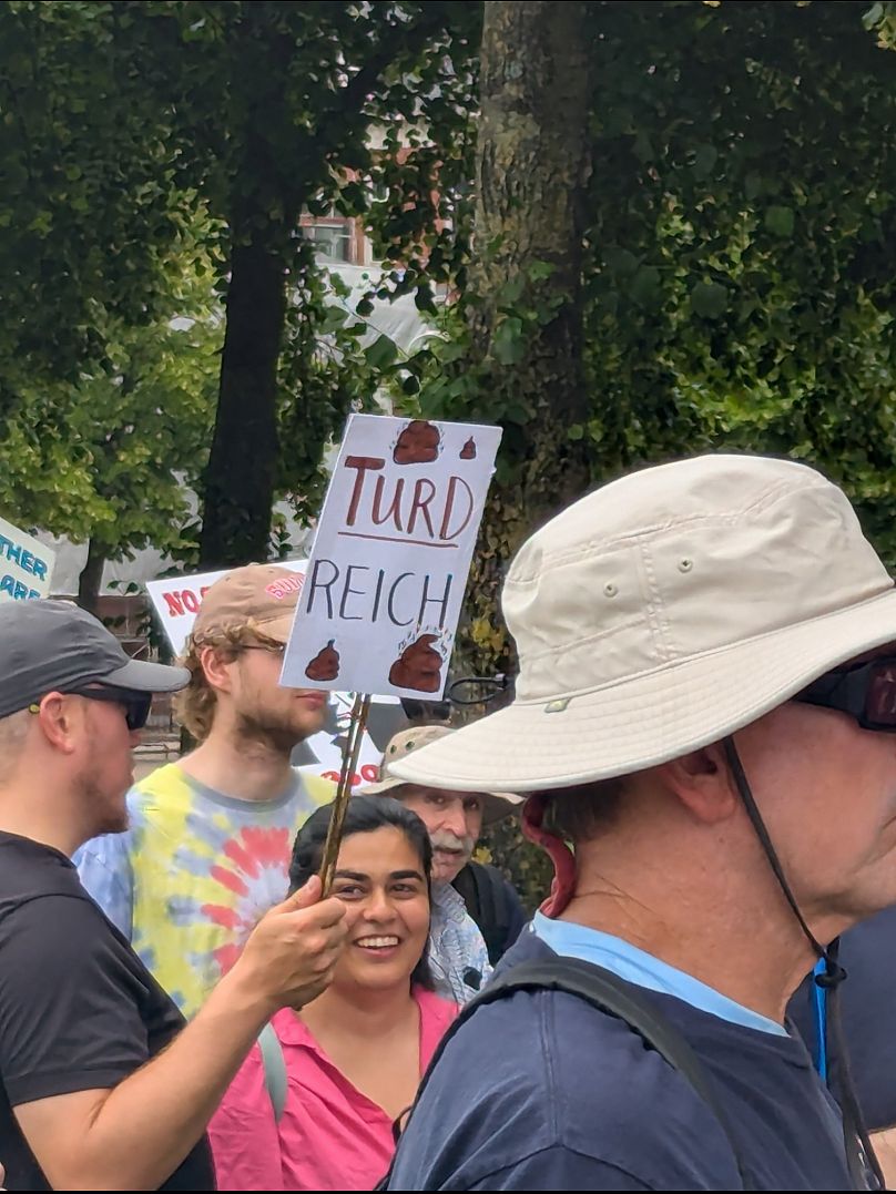 Les pancartes et slogans les plus drôles des manifestations "No Kings ...