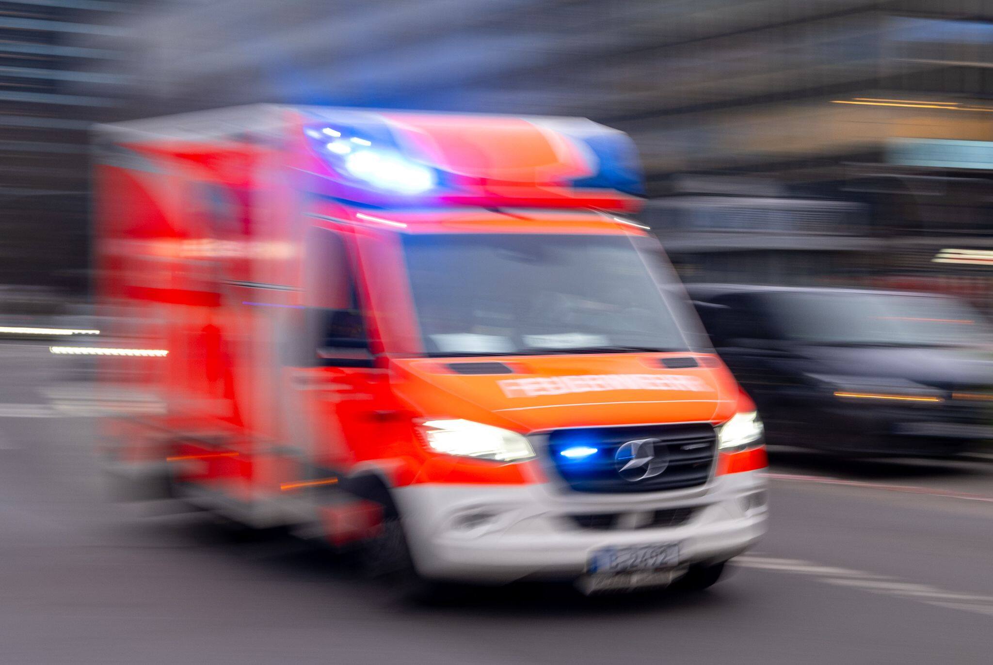 Mann stirbt durch Fall vom Dach