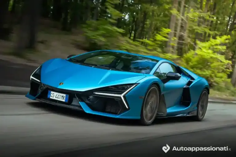 Prova Lamborghini Revuelto: la prima ibrida del Toro è la Lambo ...