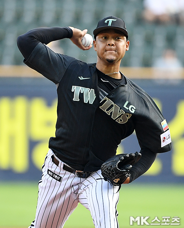 역투하는 LG 에르난데스 [MK포토]