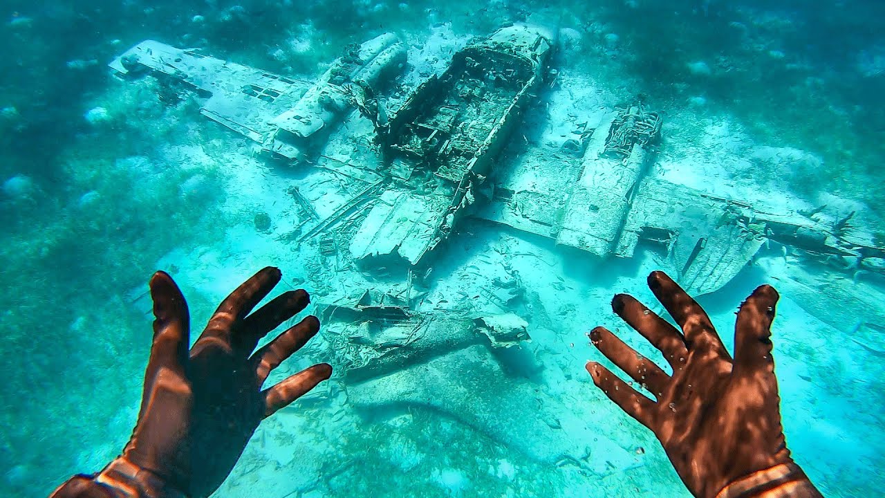 Found a Sunken Drug Plane in the Ocean – Treasure Dive!