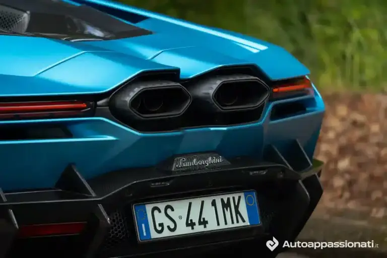 Prova Lamborghini Revuelto: la prima ibrida del Toro è la Lambo ...