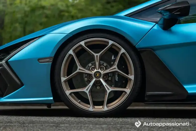 Prova Lamborghini Revuelto: la prima ibrida del Toro è la Lambo ...