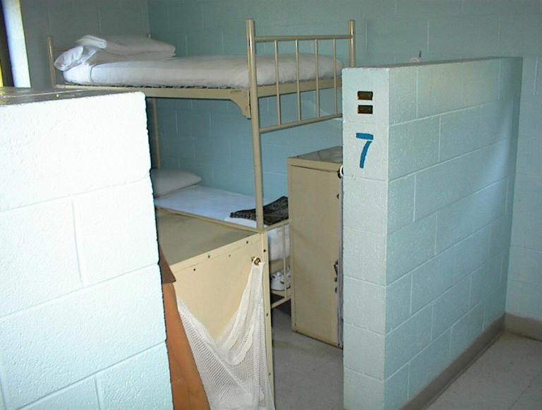 Disgraced ex-NJ Sen. Bob Menendez reports to prison after bribery ...