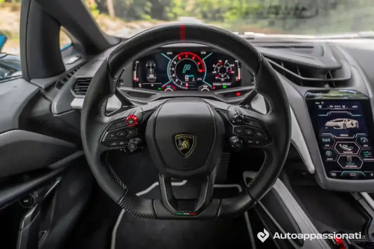 Prova Lamborghini Revuelto: la prima ibrida del Toro è la Lambo ...