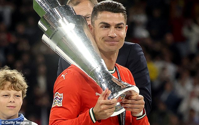 Cristiano Ronaldo sends Donald Trump 'peace' message on signed jersey ...