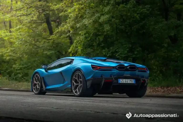 Prova Lamborghini Revuelto: la prima ibrida del Toro è la Lambo ...