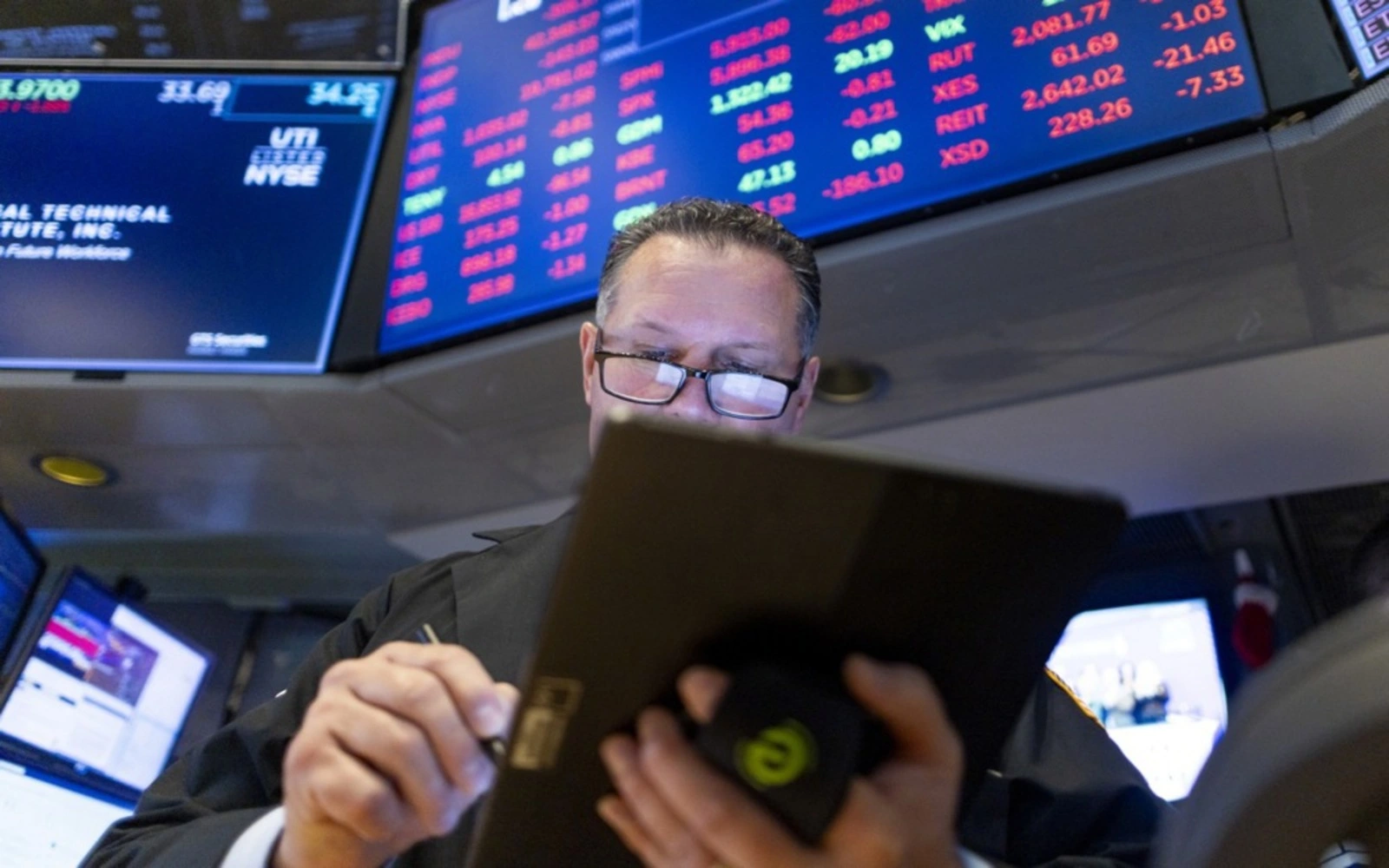 US stocks fall as markets monitor trade talks