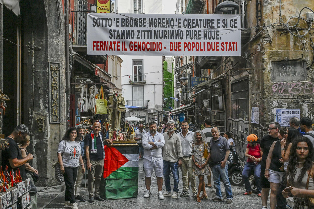 San Gregorio Armeno con i bimbi di Gaza, striscione: «Basta bombe»