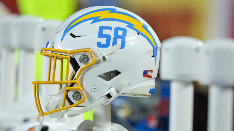 Chargers waive TE McCallan Castles to make room for Keenan Allen