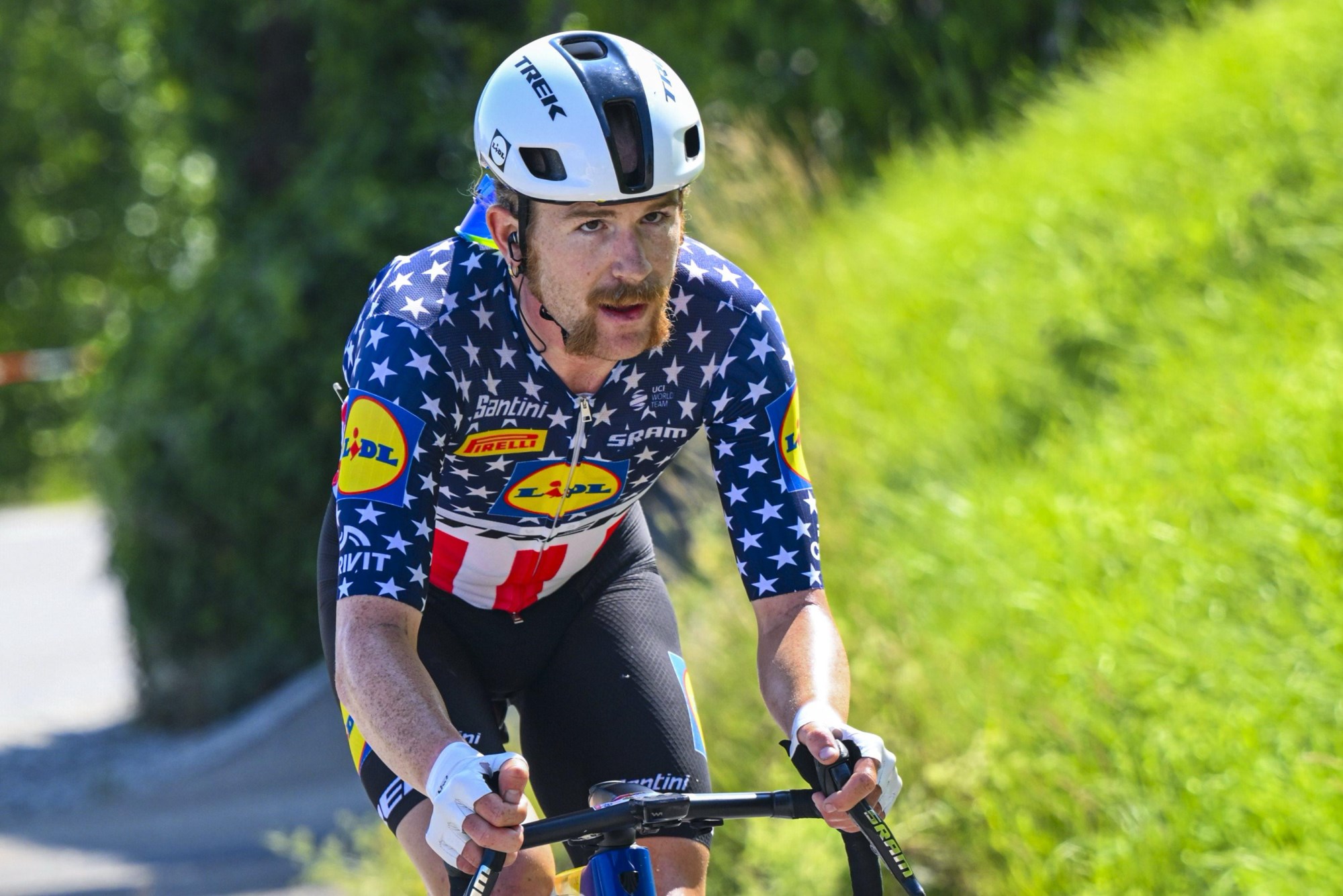 🎥 Quinn Simmons eert Gino Mäder met ijzersterke solozege in Tour de Suisse
