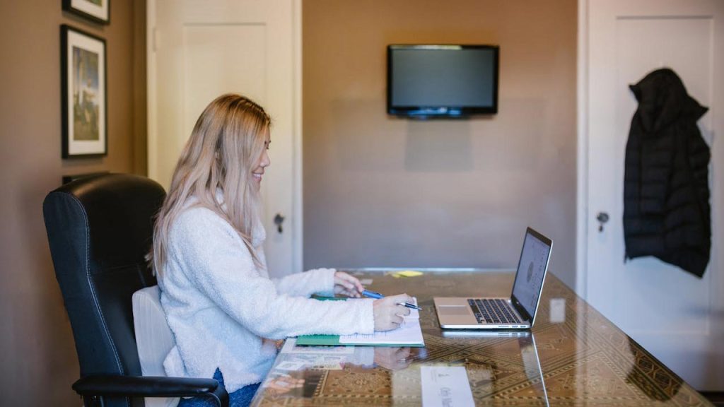 7 signs a hacker is watching through your PC’s webcam