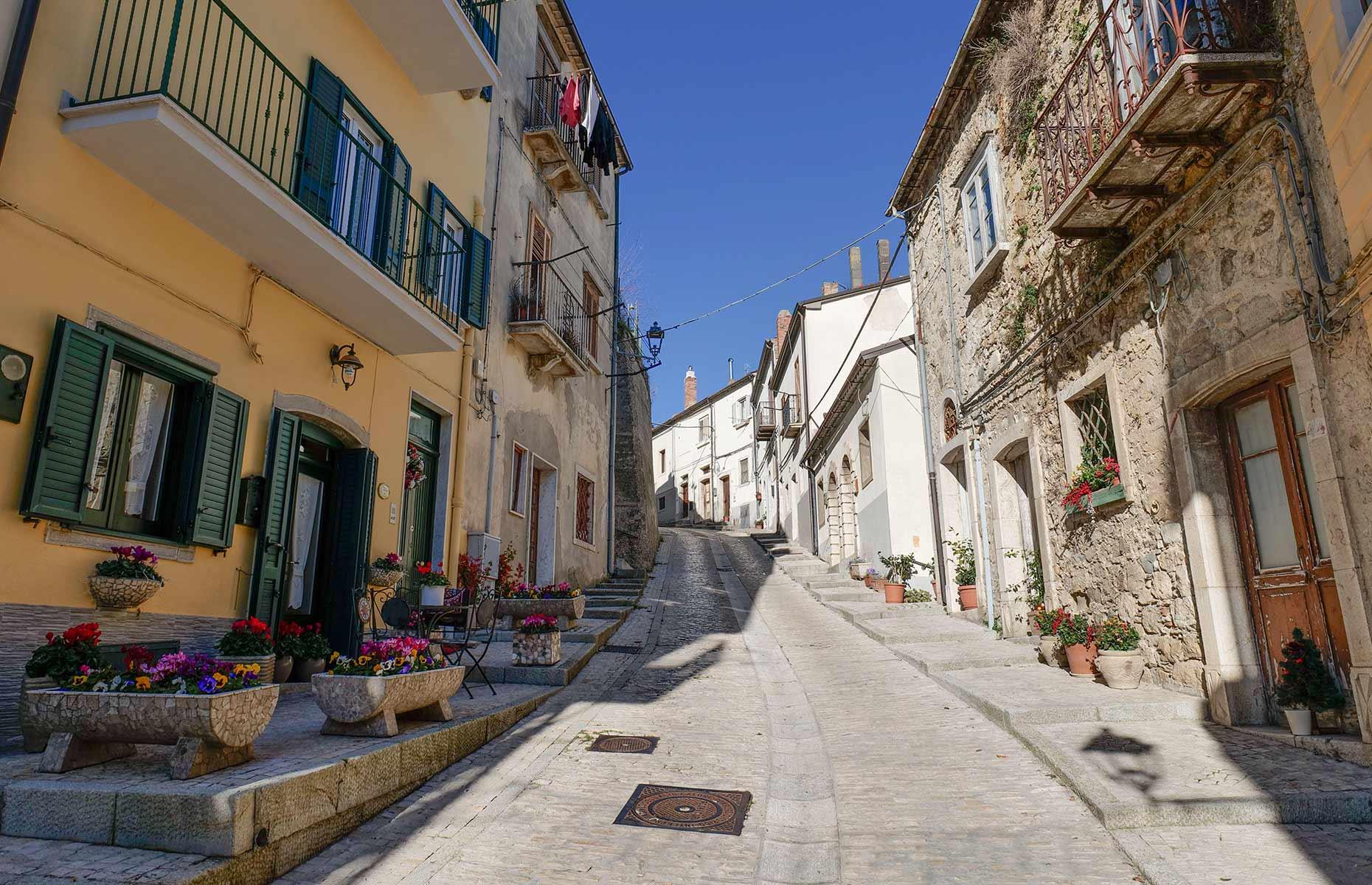 The hidden cost of Italy's famous €1 homes