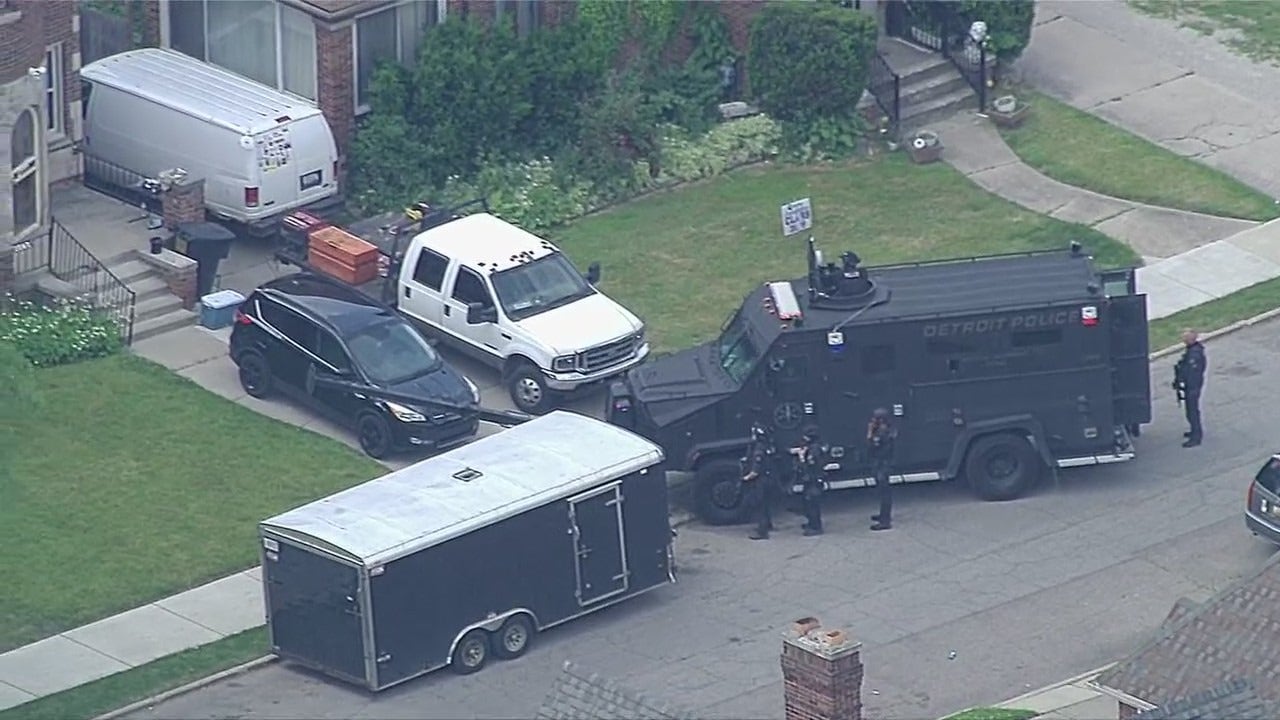 Detroit police surround home with barricaded gunman inside on city's ...