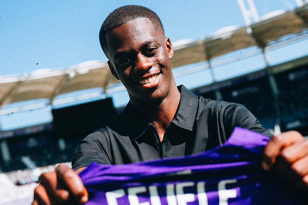 Officiel : Frédéric Efuele paraphe son premier contrat professionnel