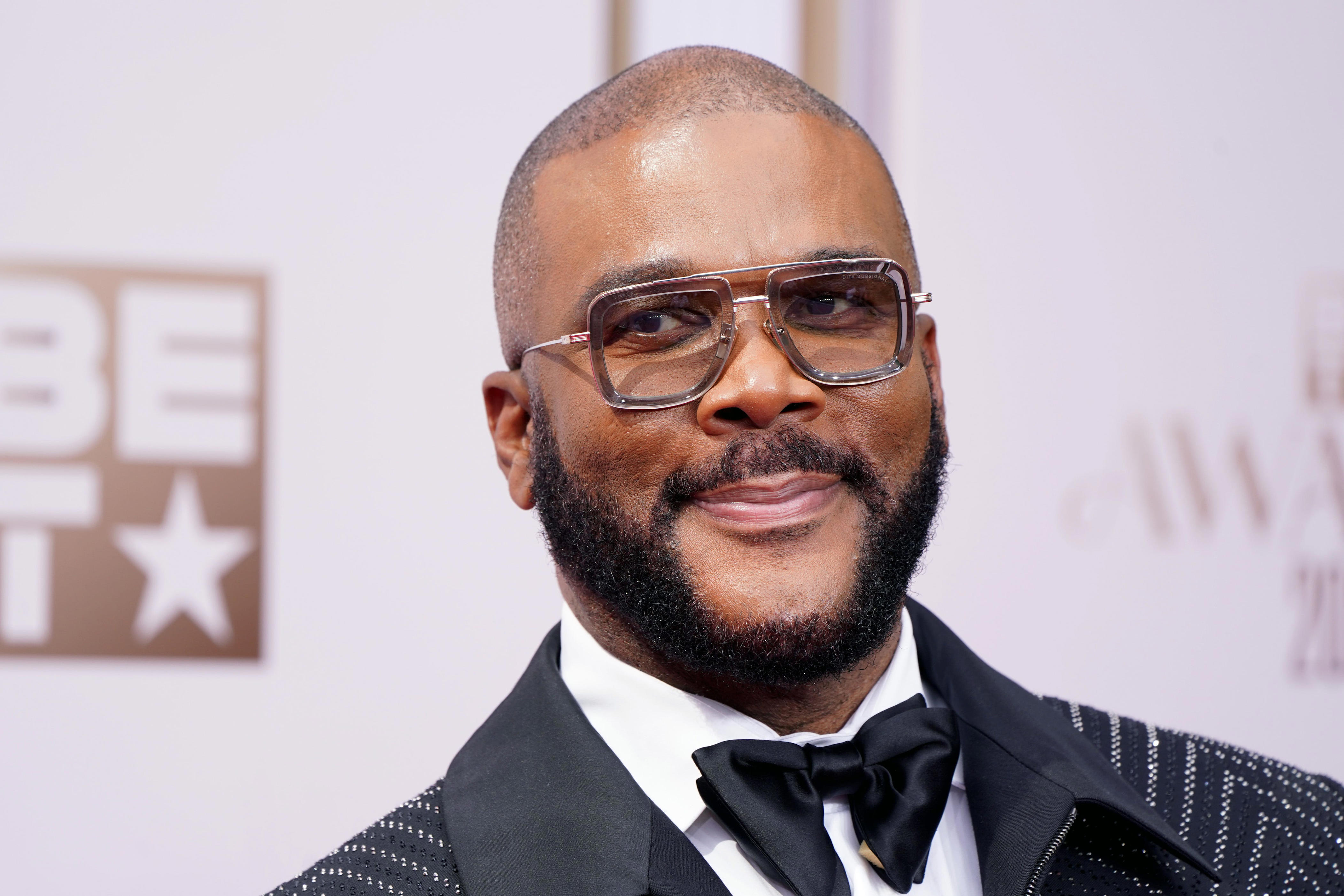 Tyler Perry accused of sexual harassment by 'The Oval' actor Derek ...