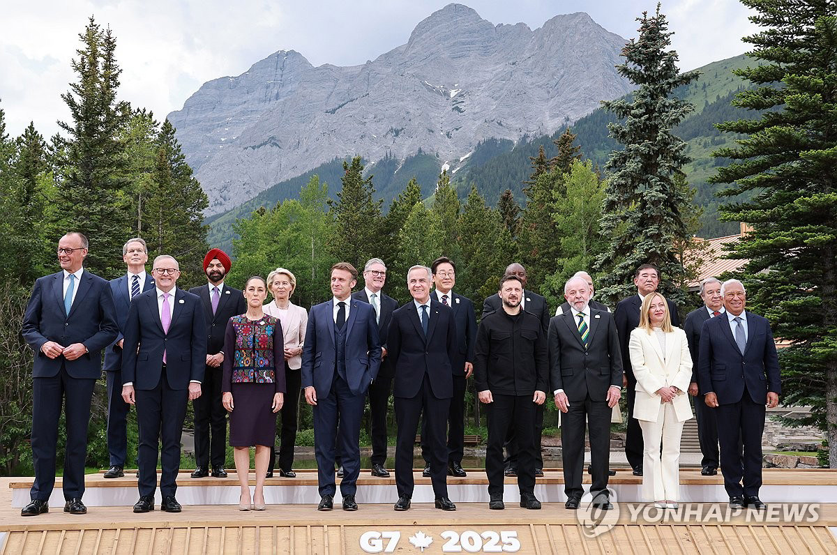 李大統領がG7首脳らと記念撮影 李大統領がG7首脳らと記念撮影