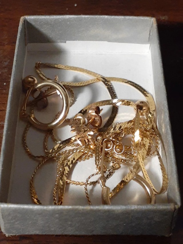 Passerby stunned after looking through trashed bag of 'junk' jewelry in ...