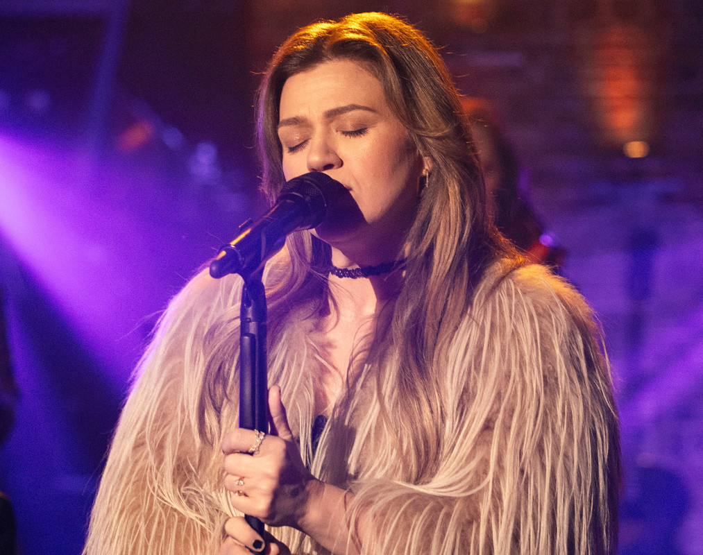 Kelly Clarkson Teases Fans With Kellyoke 'Remix' for Special Occasion