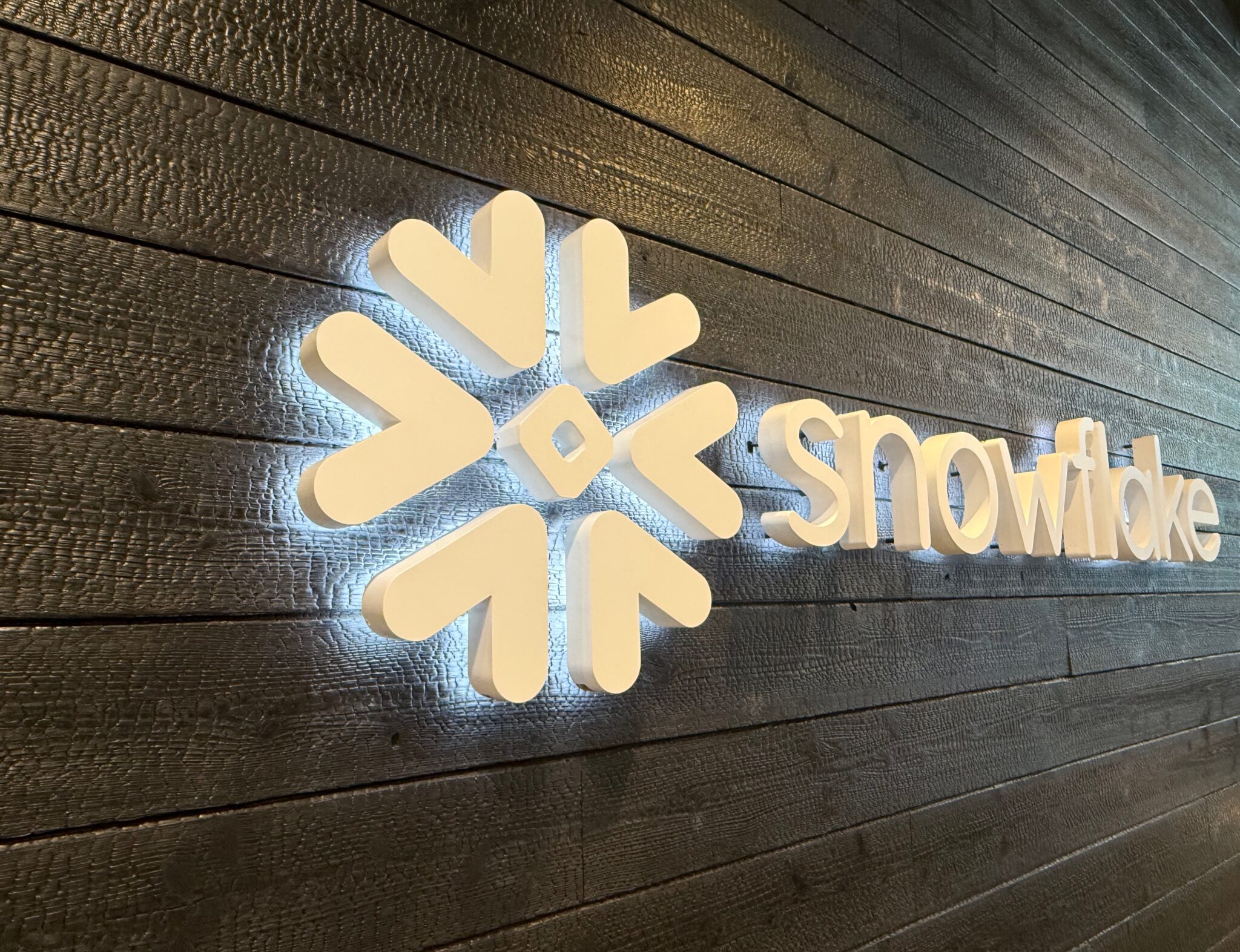 Snowflake commits $6B to Amazon Web Services over 5 years in latest AI ...
