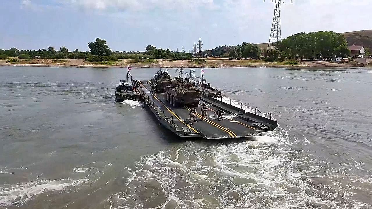 U.S. soldiers perform impressive wet gap crossing in Romania