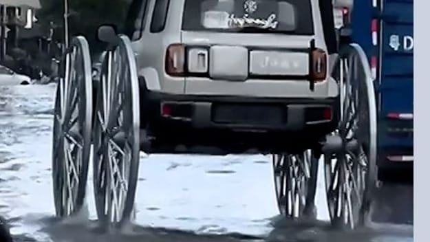 China: Getuntes Auto trotzt den Fluten