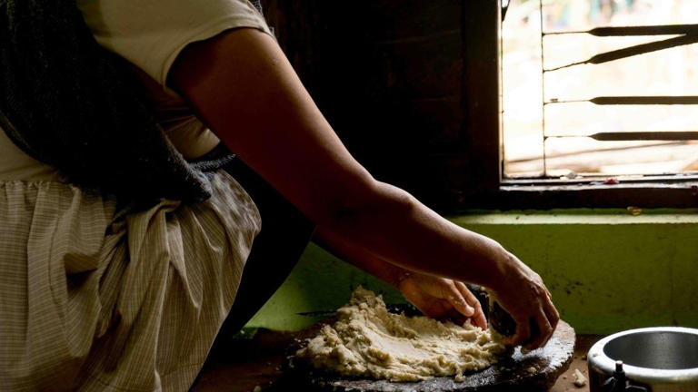 Cómo nixtamalizar la tortilla: el paso ancestral que da vida al maíz en ...