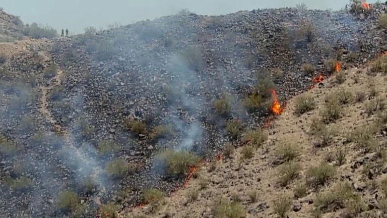 Crews extinguish brush fire on Shaw Butte Trail in Phoenix