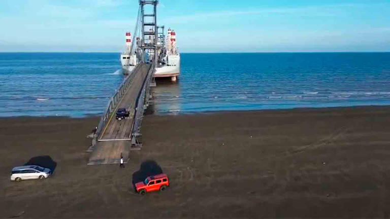 動画：中国、台湾への重装備部隊上陸を想定した揚陸用バージをテスト