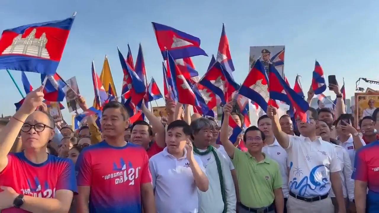Cambodians out in force for unity parade in support of troops amid ...