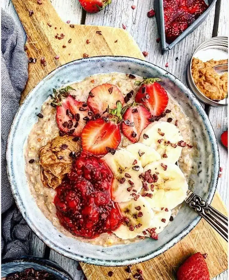 The Perfect Morning Pick-Me-Up: Creamy Peanut Butter Oatmeal with Banana and Berry Compote
