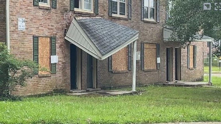 Effort to raze, secure dilapidated Mobile apartment complex hits a snag