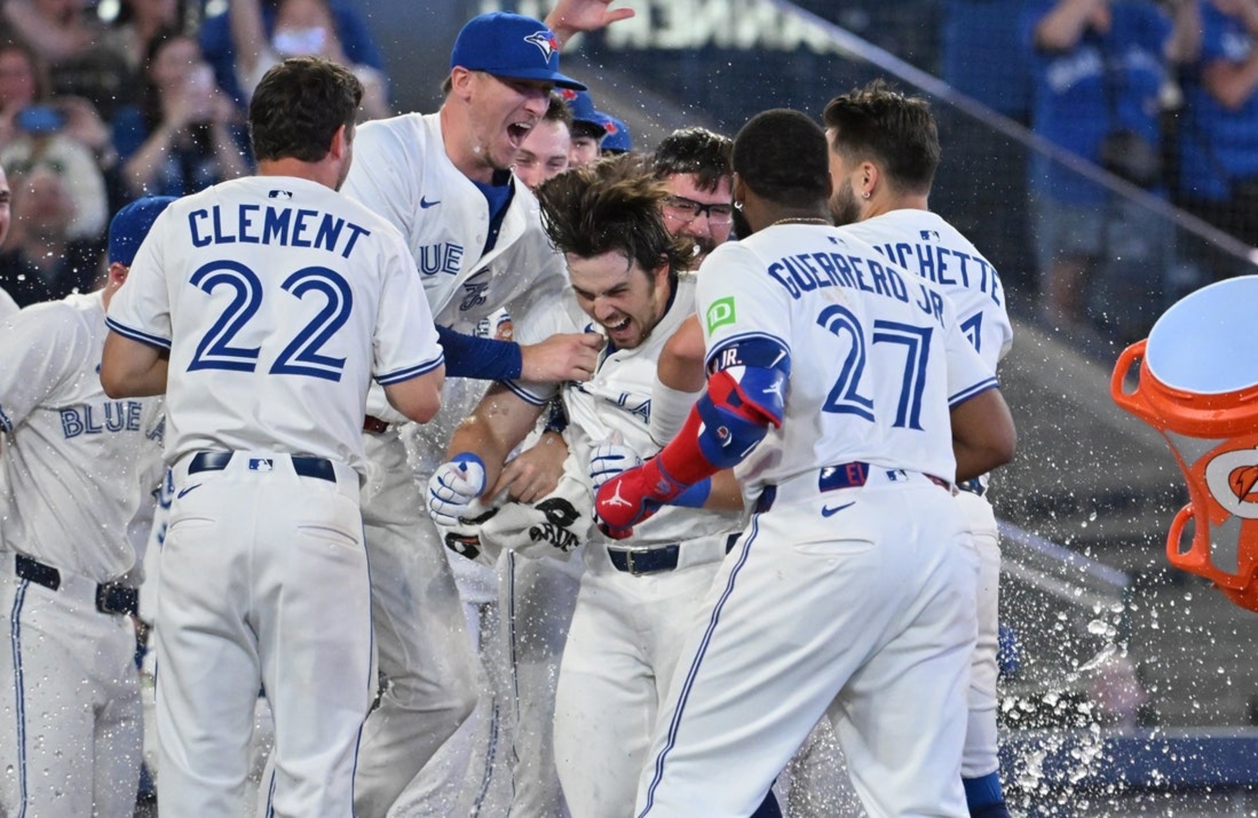 Back-to-back HRs in 9th lift Jays over D-backs