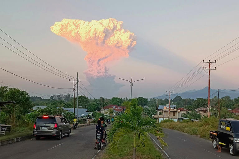 Indonesia volcano: Many flights to Bali cancelled after eruption spews ...