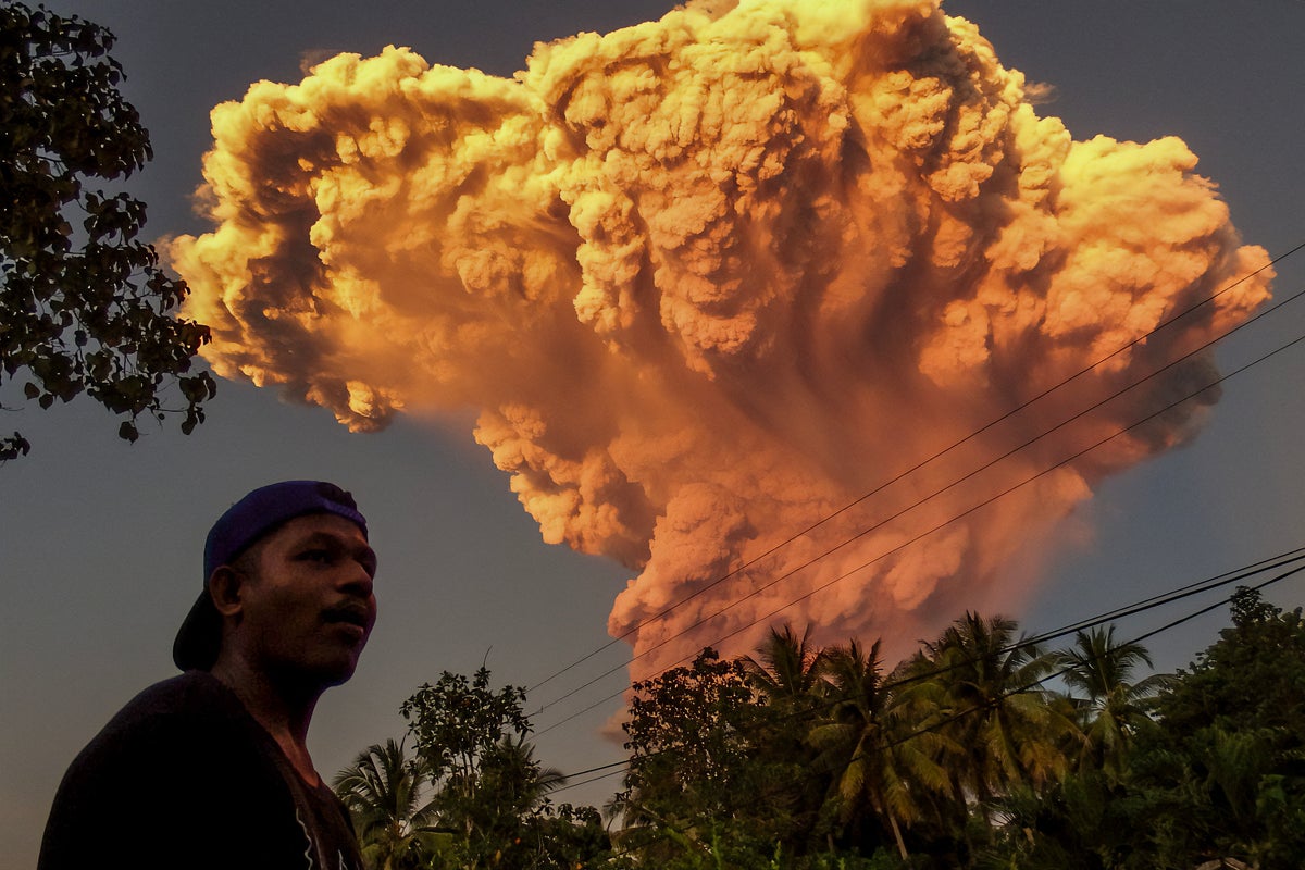 Indonesia volcano: Many flights to Bali cancelled after eruption spews ...