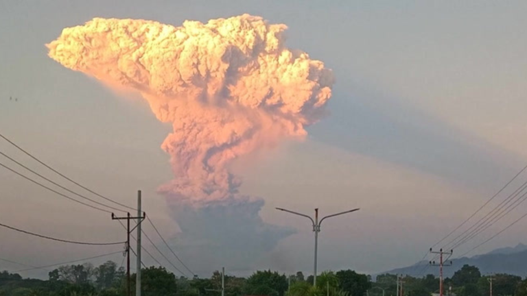 Indonesia volcano: Many flights to Bali cancelled after eruption spews ...